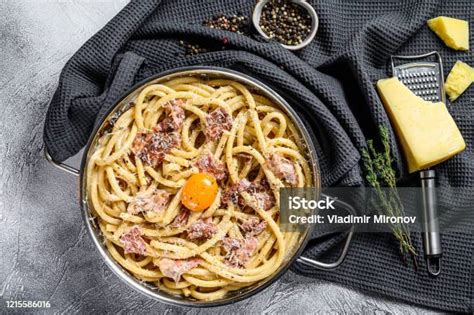 크림 소스를 프라이팬에 넣은 베이컨을 곁들인 전통 이탈리아 요리 스파게티 카르보나라 회색 배경입니다 맨 위 보기 건강한 식생활에 대한 스톡 사진 및 기타 이미지 Istock