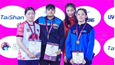 Ц Уранзаяа чөлөөт бөхийн 17 хүртэлх насны Азийн АШТ ээс мөнгөн медаль хүртлээ