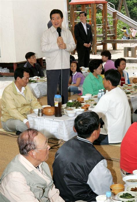 [노무현사료관] [농산촌 관광마을 방문 중 인사말씀하는 노무현 대통령]