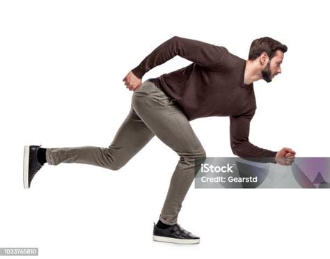 맞는 수염 캐주얼 스웨터 스탠드 바닥에 한 발만 낮은 실행 위치에 있는 남자 남자에 대한 스톡 사진 및 기타 이미지 남자 달리기 남자들만 Istock