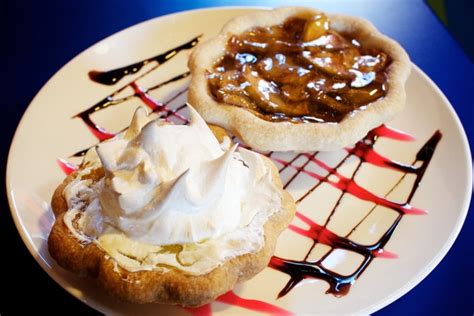 이태원 타르틴 Tartine 미국식 파이 전문점 다양한 종류의 파이를 팔고 브런치도 판다 가게가 좀 좁아 보이지만 맞은편에서도 똑같은걸 팔기 때문에 자리가 없을땐