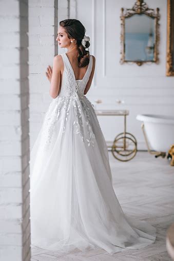 스튜디오에서 흰색 드레스를 입고 우아한 금발의 신부의 백 뷰 갈색 머리에 대한 스톡 사진 및 기타 이미지 갈색 머리 결혼 의식 결혼식 Istock