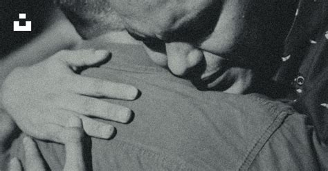 포옹하는 두 남자의 회색조 사진 사진 Unsplash의 무료 회색 이미지