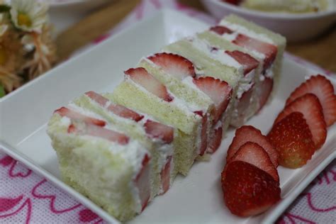 딸기 샌드위치 ~ 크림치즈 넣어서