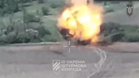 Військові показали ефектні кадри знищення сховки окупантів та ворожої техніки Читайте на Ukr Net