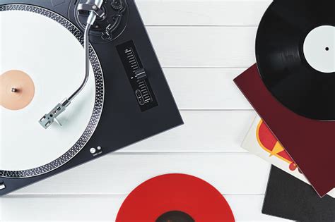 배경 흰색 나무 보드에 턴테이블 비닐 레코드 플레이어 Dj가 재생 음악을 혼합 하는 사운드 기술 비닐 레코드에 바늘 화이트 비닐 레코드 레드 비닐 레코드 0명에 대한 스톡