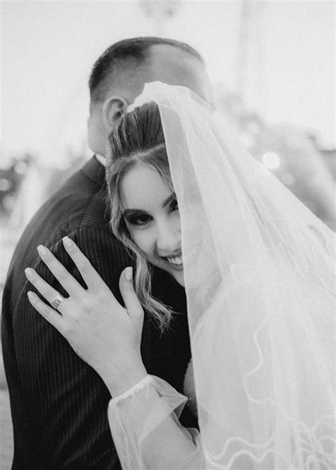 집 밖의 결혼 반지 결혼 사진 결혼 한 커플 기쁨 껴안다 남성 낭만적 인 순간 낭만적인 노동 조합 단란함 로맨스 미소 짓는 신부 배우자 베일