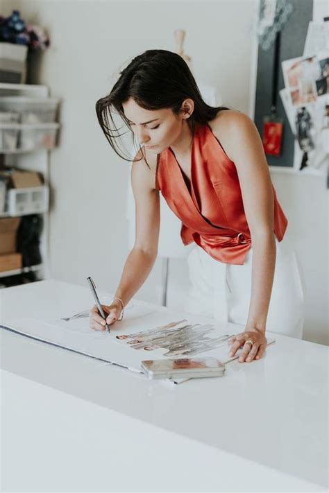 အလုပ်ကိုပဲ အာရုံစိုက်ပြီး အချိန်တိုင်း အလုပ်များနေချင်တယ်ဆိုတဲ့ Single