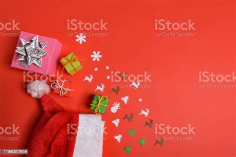 크리스마스 또는 새해 배경 크리스마스 장식과 전나무 가지로 만든 일반 구성 평평한 평신도 인사말 텍스트를위한 빈 공간 0명에 대한 스톡 사진 및 기타 이미지 Istock