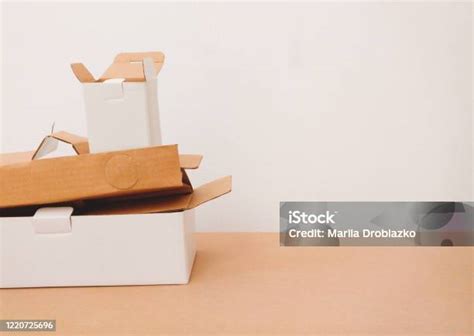 폐지 및 플라스틱 재활용을위한 판지 더미 텍스트용 카피 스페이스 사진 제로 폐기물 개념 쓰레기 재활용 쓰레기 선별 지구의 날 0에 대한 스톡 사진 및 기타 이미지 Istock