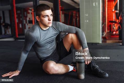 남자 선수 체육관에서 스포츠 병 교육 및 식 수 휴식을 했다 근육에 대한 스톡 사진 및 기타 이미지 근육 마시기 마실 것 Istock