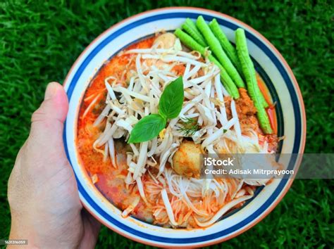 야채를 곁들인 카레에 쌀국수와 생선 미트볼 방콕 스트리트 푸드 0명에 대한 스톡 사진 및 기타 이미지 0명 건강한 식생활 국그릇 Istock
