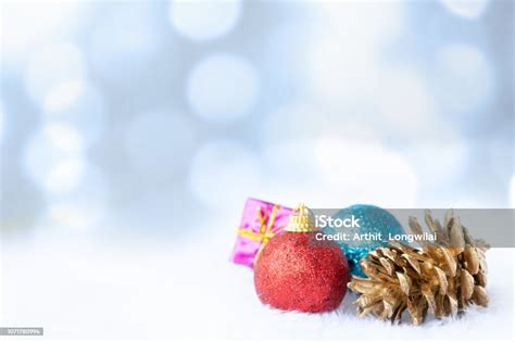 눈 메리 크리스마스와 새 해 복 이랑 제품 카드 빈 소박한 책상에 시계 카운트 다운 장식 나무 테이블 상단 보기 배경 개념에 빈티지 값싼 물건 크리스마스 축 하 0명에 대한