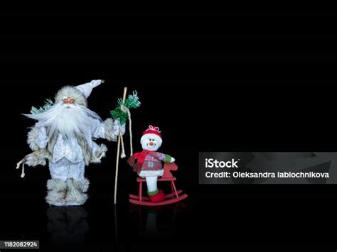 반사와 실버 와 화이트 산타와 눈사람 인형 크리스마스 인사말 카드 디자인 복사 공간에 대한 검은 배경에 고립 된 그림자 0명에 대한 스톡 사진 및 기타 이미지 Istock
