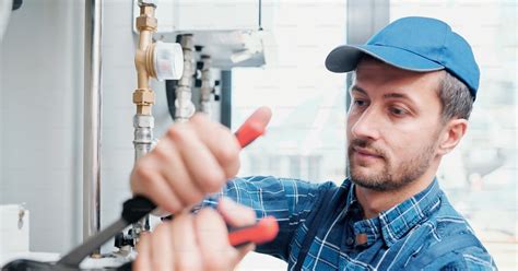 고객의 부엌에서 파이프를 수리하는 가정 유지 보수 서비스의 현대 젊은 정비사 사진 Unsplash의 배관공 이미지