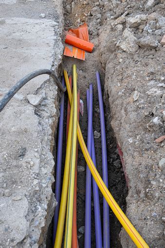 다양한 색상의 튜브로 보호되는 많은 통신 케이블 지하 인프라 설치 전기 및 고속 인터넷 네트워크 케이블이 매설된 건설 현장 0명에 대한 스톡 사진 및 기타 이미지 Istock