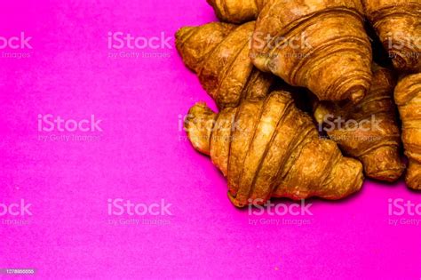 프렌치 브렉퍼스트 컨셉 핑크 보드에 고립 된 맛있고 신선한 크루아상을 닫습니다 갈색에 대한 스톡 사진 및 기타 이미지 갈색 금색 달콤한 롤빵 Istock