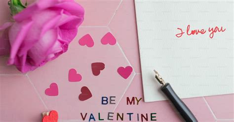 발렌타인 데이 카드와 분홍색 배경에 펜 사진 Unsplash의 사랑 이미지