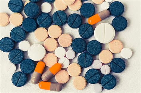 의학 녹색 분홍색과 노란색 알 약 또는 캡슐 복사 공간 흰색 바탕에 치료 약물에 대 한 약물 처방입니다 물집 팩입니다 0명에 대한 스톡 사진 및 기타 이미지 Istock