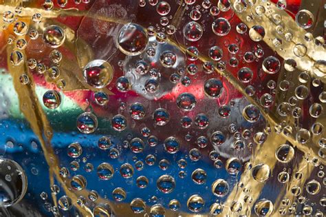 여러 가지 빛깔의 구체가 빨간색파란색 배경에 위치하고 있으며 마른 잎이 있습니다 0명에 대한 스톡 사진 및 기타 이미지 0명 3차원 형태 건조한 Istock