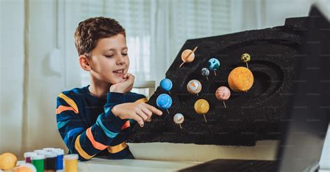 우리 태양계의 행성인 과학 홈 프로젝트를 발표하는 아이 원격 교육 온라인 교육 사진 Unsplash의 랩톱 이미지