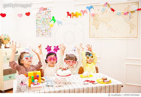 Lefrf15035460 게티이미지코리아 생일파티하는 어린이들 Royalty Free 이미지