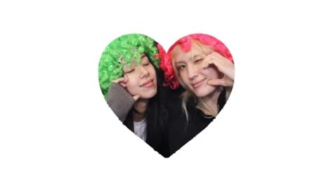 상의 걷어올려 속옷 노출…트와이스 채영x전소미 포토부스 빛삭 사진에 갑론을박 [md이슈]