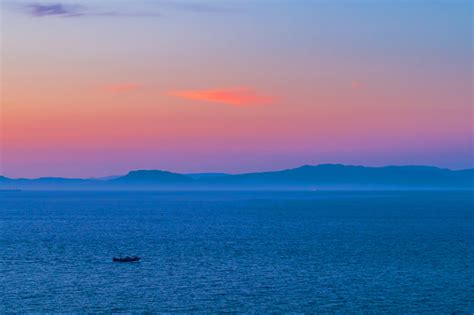 여러 가지 빛깔의 지층 구름을 배경으로 바다의 일몰을 한눈에 볼 수 있습니다 추상적인 반성 휴식 디자이너를 위한 공백 시각적 이미지 독특한 순간을 위한 자연스러운 배경