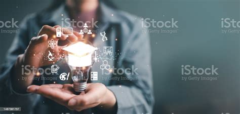 E러닝 대학원 수료증 프로그램 개념입니다 전구에 졸업 모자를 보여주는 여자 손 인터넷 교육 과정 학위 학습 지식 창의적 사고 아이디어 문제 해결 솔루션 학습에 대한 스톡