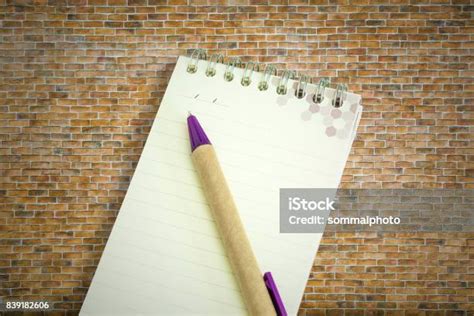 Membuka Notebook Dengan Pena Dan Dinding Bata Foto Stok Unduh Gambar