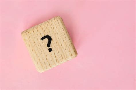 Cubo De Preguntas Sobre Fondo Rosa Foto Premium