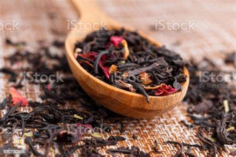 장미의 잎 자연 차 구성 장미와 나무로 되는 숟가락에 차 꽃잎의 매크로 사진 꽃과 나무 보드에 있는 장미 차의 재료와 함께 차 0명에 대한 스톡 사진 및 기타 이미지