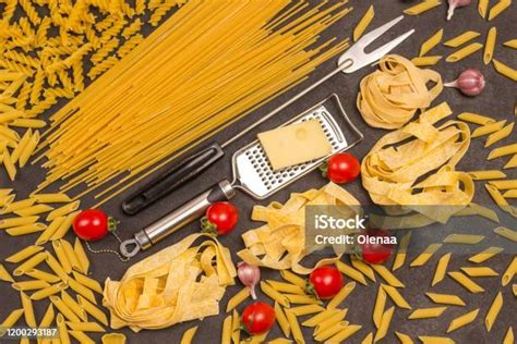검은 배경에 유기농 식품 건조 한 이탈리아 파스타의 종류와 모양의 다양한 강판에 대한 스톡 사진 및 기타 이미지 강판 건강한 생활방식 건강한 식생활 Istock