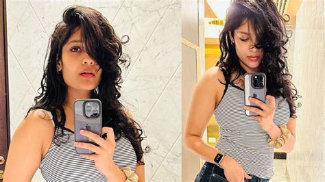 நடிகை ரித்திகா சிங்கின் ஹாட் ‘மிரர் செல்ஃபீஸ்