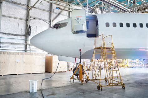 격납고에서 유지 보수 하에 흰색 여객기의 전면 보기 비행 운영을 위한 기계 시스템 확인 0명에 대한 스톡 사진 및 기타 이미지 0명 검사 보기 공학 Istock