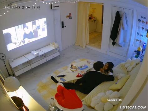 해킹된 한국 데일리 렌탈 Ip 카메라 소녀는 키스 도중 실수로 방귀를 뀌었고 그들은 크게 웃었다 카메라를 발견한 두 사람은 크리스마스 트리 뒤에 숨어 성관계를 가졌다