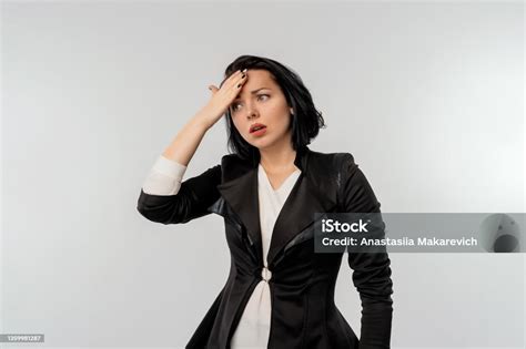 스트레스 사업가는 흰색 배경 위에 서 두통 정서적 스트레스 완화를 완화 진정 중소기업 소유자 여성 기업가 개념 30 34세에 대한 스톡 사진 및 기타 이미지 Istock