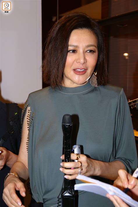 54岁关之琳穿开叉美裙 好身材若隐若现