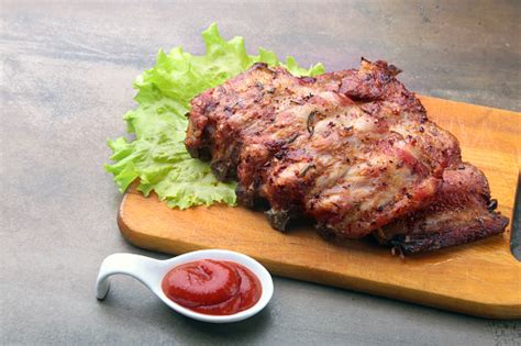 상 추 잎 핫 칠리 페 퍼 나무 절단 보드에 소스와 바베 큐 갈비 구이 고기에 대한 스톡 사진 및 기타 이미지 고기 구이 굽기 Istock