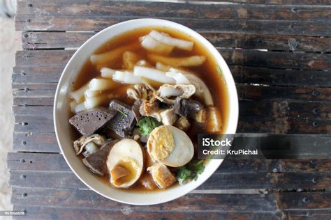 베트남 전통 음식 스타일 돼지고기 예비 갈비뼈 쌀 국수 스프 쌀 가루 또는 삶은 중국 파스타 광장 대나무 바닥에 Cuppaste에서 건강한 생활방식에 대한 스톡 사진 및