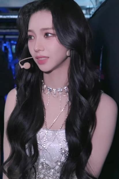 흑발 긴 머리 에스파 카리나 움짤
