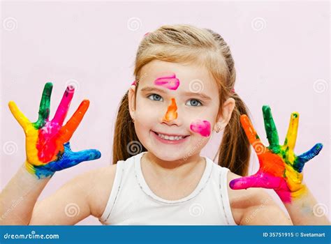Милая усмехаясь маленькая девочка с руками в краске Стоковое Изображение изображение