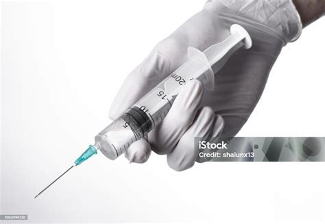 의사의 손을 잡고는 주사기 화이트 Gloved 손 큰 주사기 의료 문제 의사에 게 주사 흰색 배경 고립 된 백색 장갑 의사 건강관리와 의술에 대한 스톡 사진 및 기타 이미지