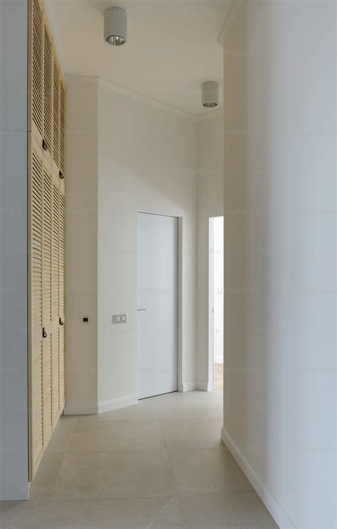 하얀 문과 흰 벽이 있는 빈 방 사진 Unsplash의 가정 장식 이미지