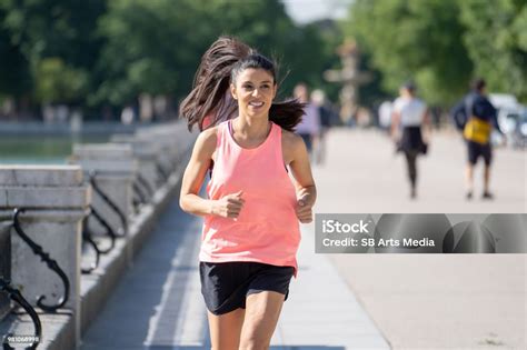 가 스포츠를 실행 하 고 피트 니스와 건강 한 라이프 스타일 개념에 나무와 노란 잎 도시 공원에 야외 운동 조깅에 훈련에서 젊은 매력과 행복 주자 여자 건강한 생활방식에
