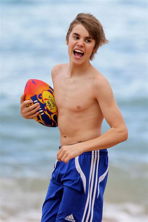 Justin Bieber Photos And Wallpaper Justin Bieber S In Beach Justin Bieber Descends On