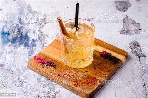 위스키 아이스 큐브 장식 나무 보드 회색 배경 함께 오렌지 갈색 알콜 칵테일을 닫습니다 알코올 메뉴 저녁에 대 한 강한 음료 바 텍스트 디자인 선택적 초점 공간 러시아에