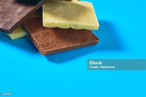 반쪽의 힙 다양한 전체 다공성 초콜릿 바는 부엌에 파란색 테이블에 놓여있다 텍스트를 위한 공간 3가지 개체에 대한 스톡 사진 및 기타 이미지 Istock