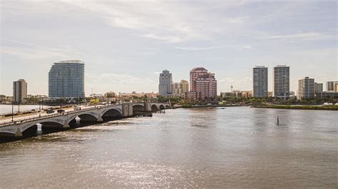 2021년 3월 봄 방학 동안 다운타운 웨스트 팜 비치 플로리다 인렛 워터프론트의 항공 보기 0명에 대한 스톡 사진 및 기타