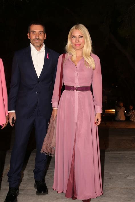 Στα ροζ φωτίστηκε το Ηρώδειο στέλνοντας μήνυμα ελπίδας Bovary